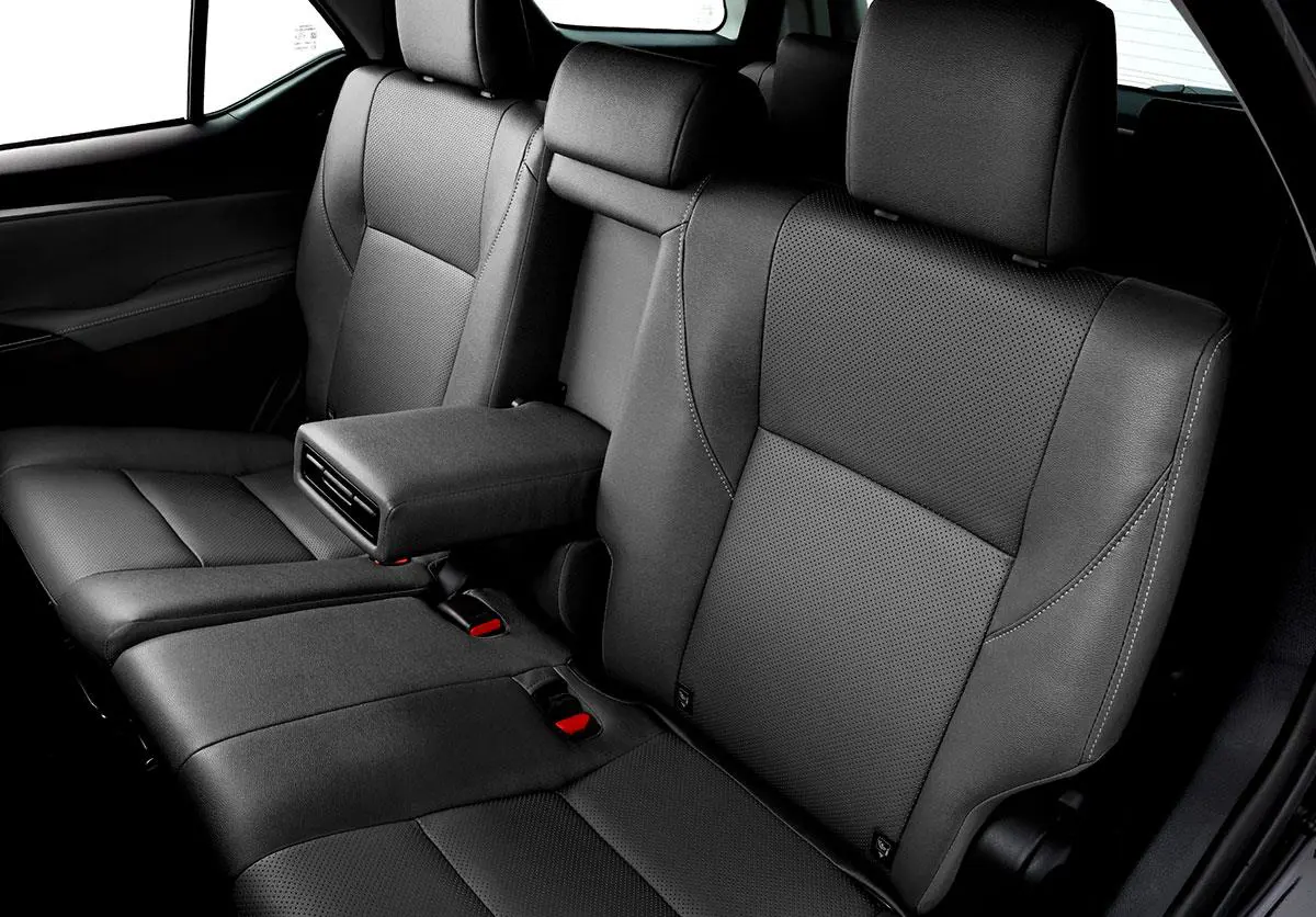 Toyota Fortuner 4x2 Price, Specs, Top Speed & Mileage in India