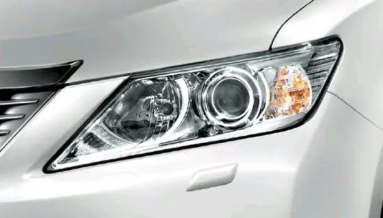 Camry Petrol vs Camry Hybrid Compare in India