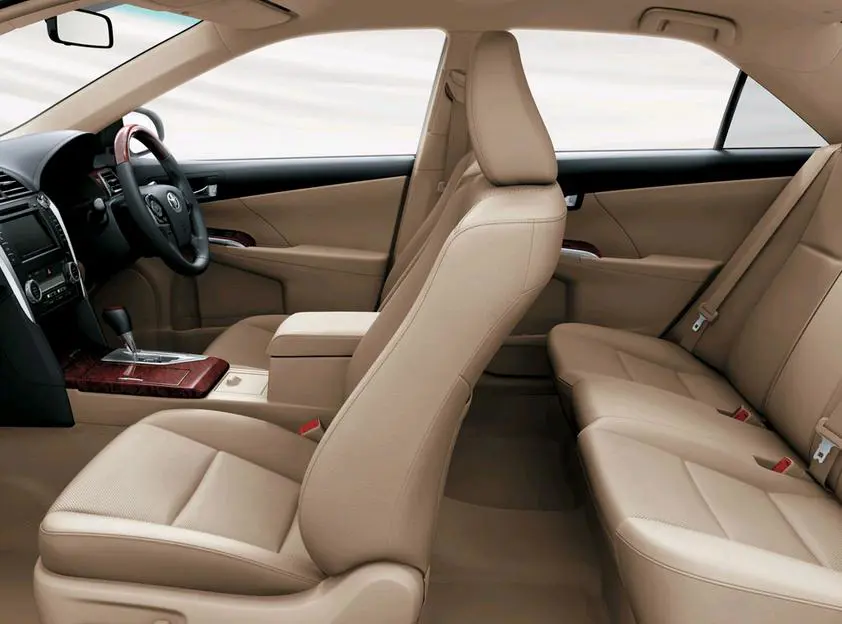 Camry Petrol vs Camry Hybrid Compare in India