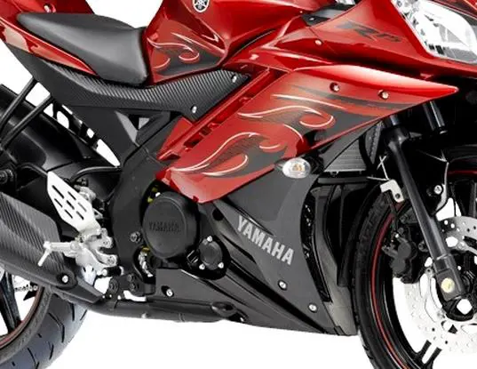 Yamaha R15 Fiery Red Price, Specs & Mileage