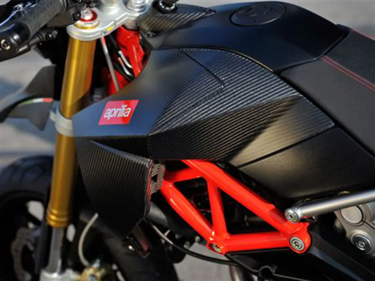 Dorsoduro 750 Factory Close-up Shot - Image Gallery | Maxabout | Autos ...