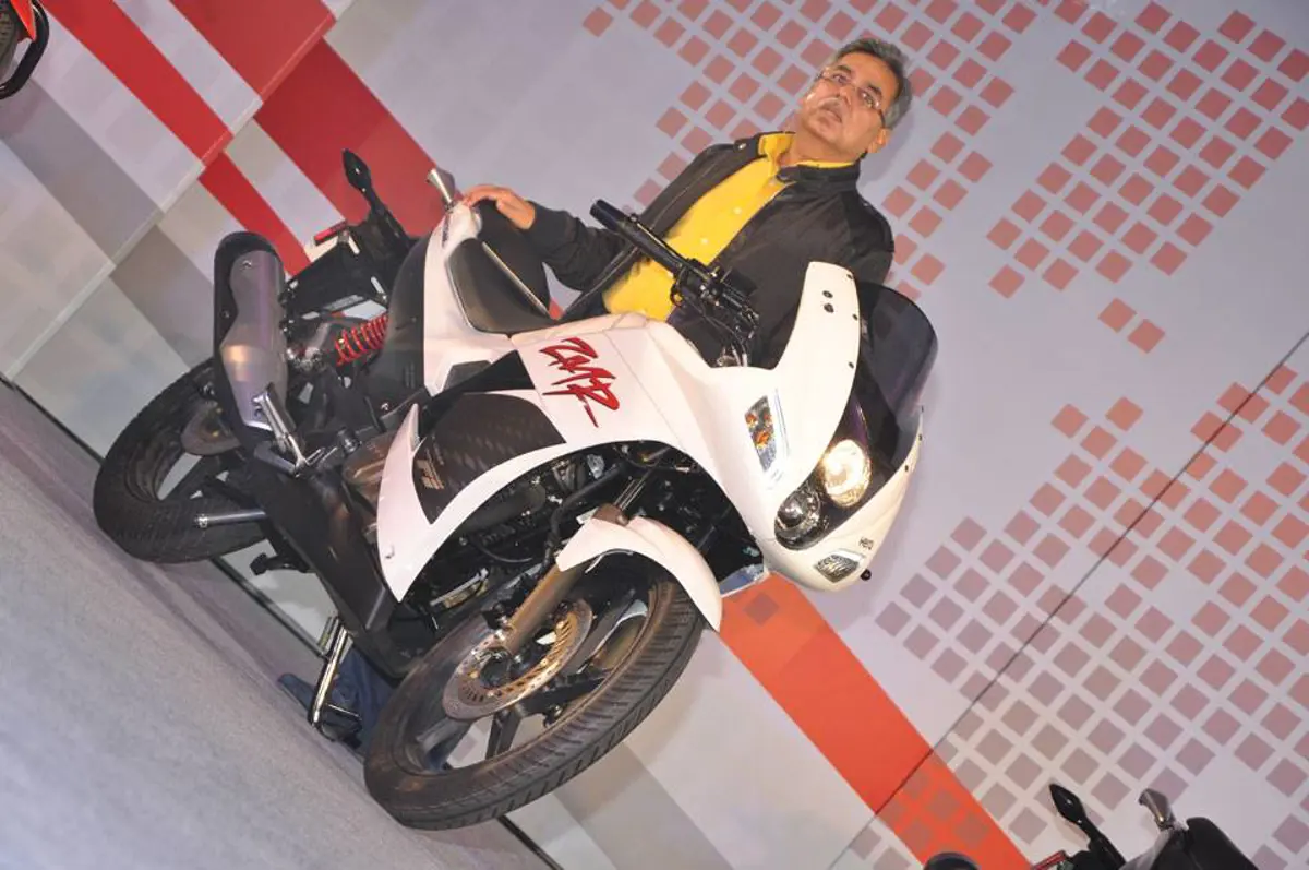 2014 New Hero Karizma ZMR 3-Quarter Front 'White' - Image Gallery ...