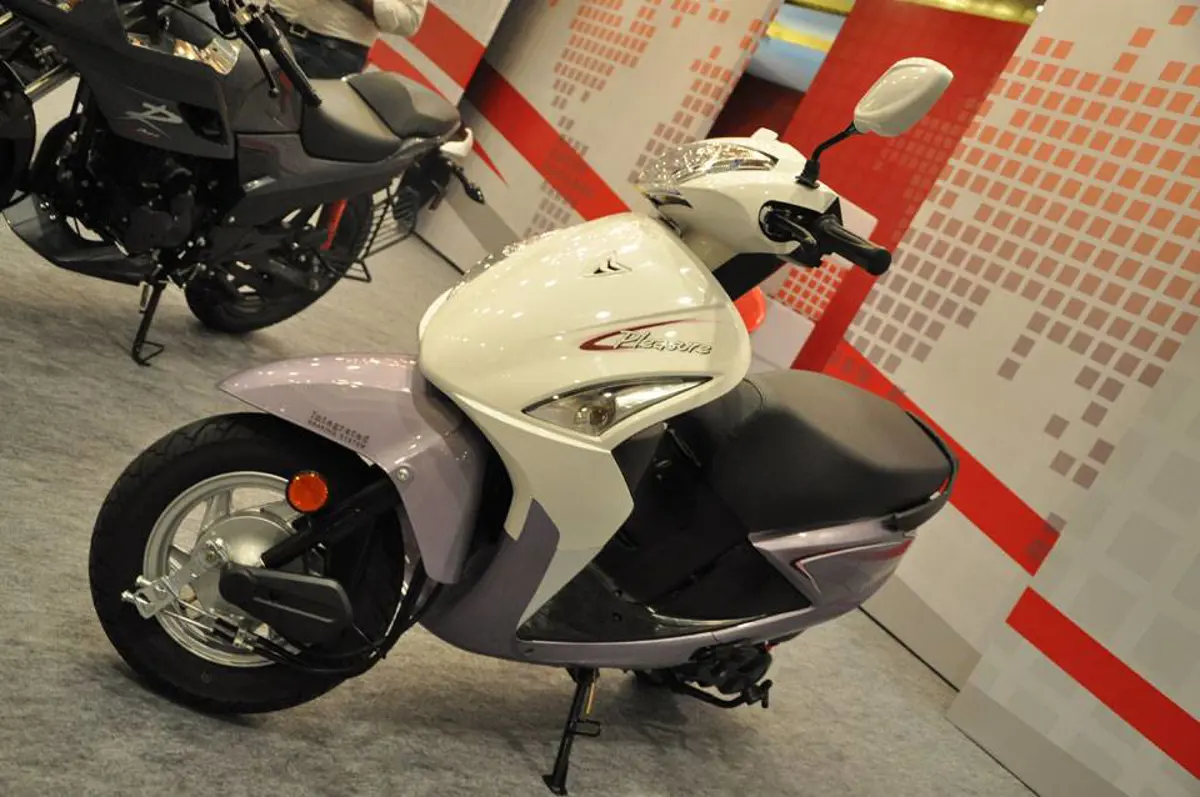 2014 New Hero Pleasure 3-Quarter Front 'White' - Image Gallery ...